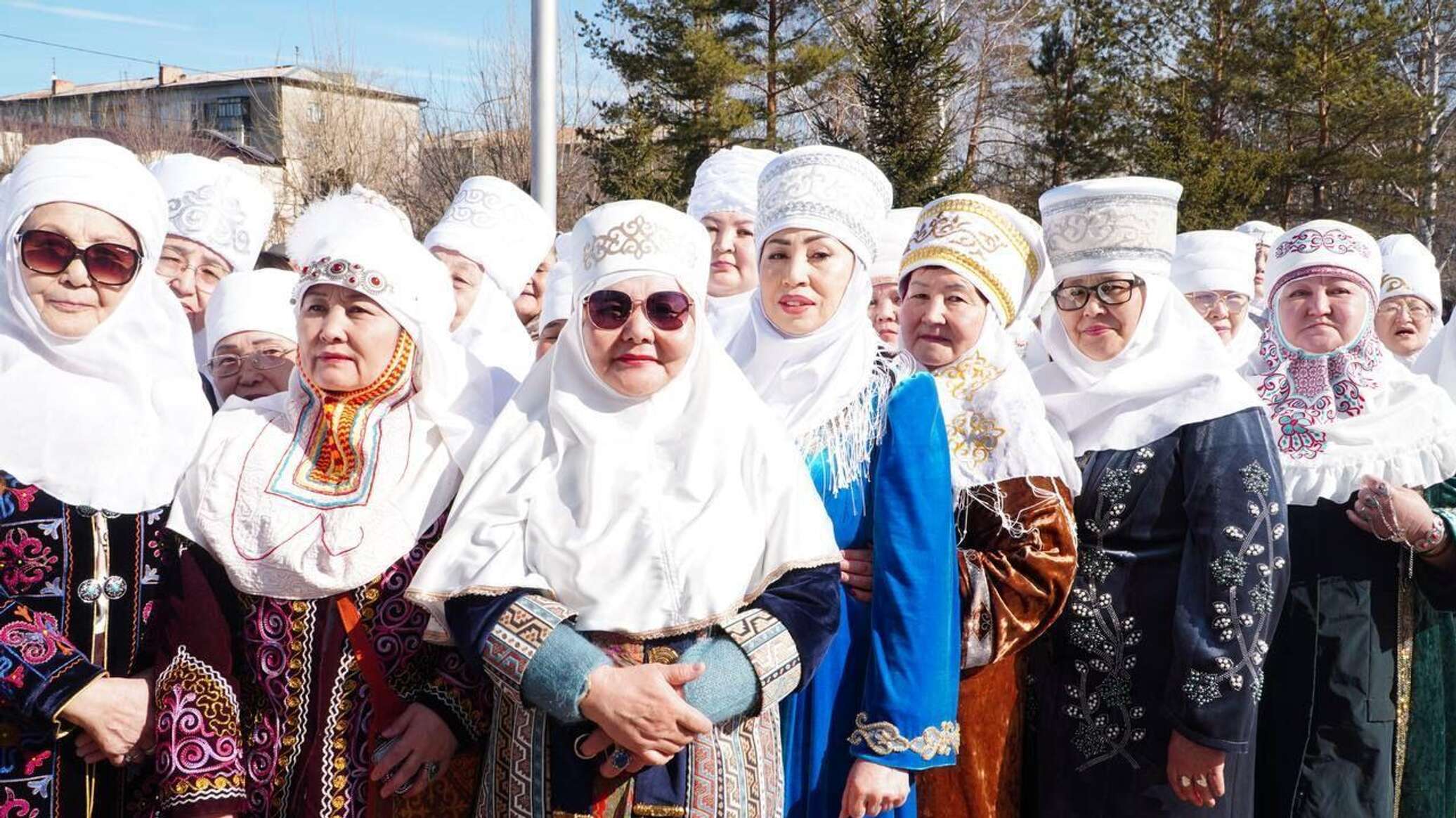 Көкшетауда да рекорд тіркелді: кимешек киген аналар шеруі өтті - 22.03. ...