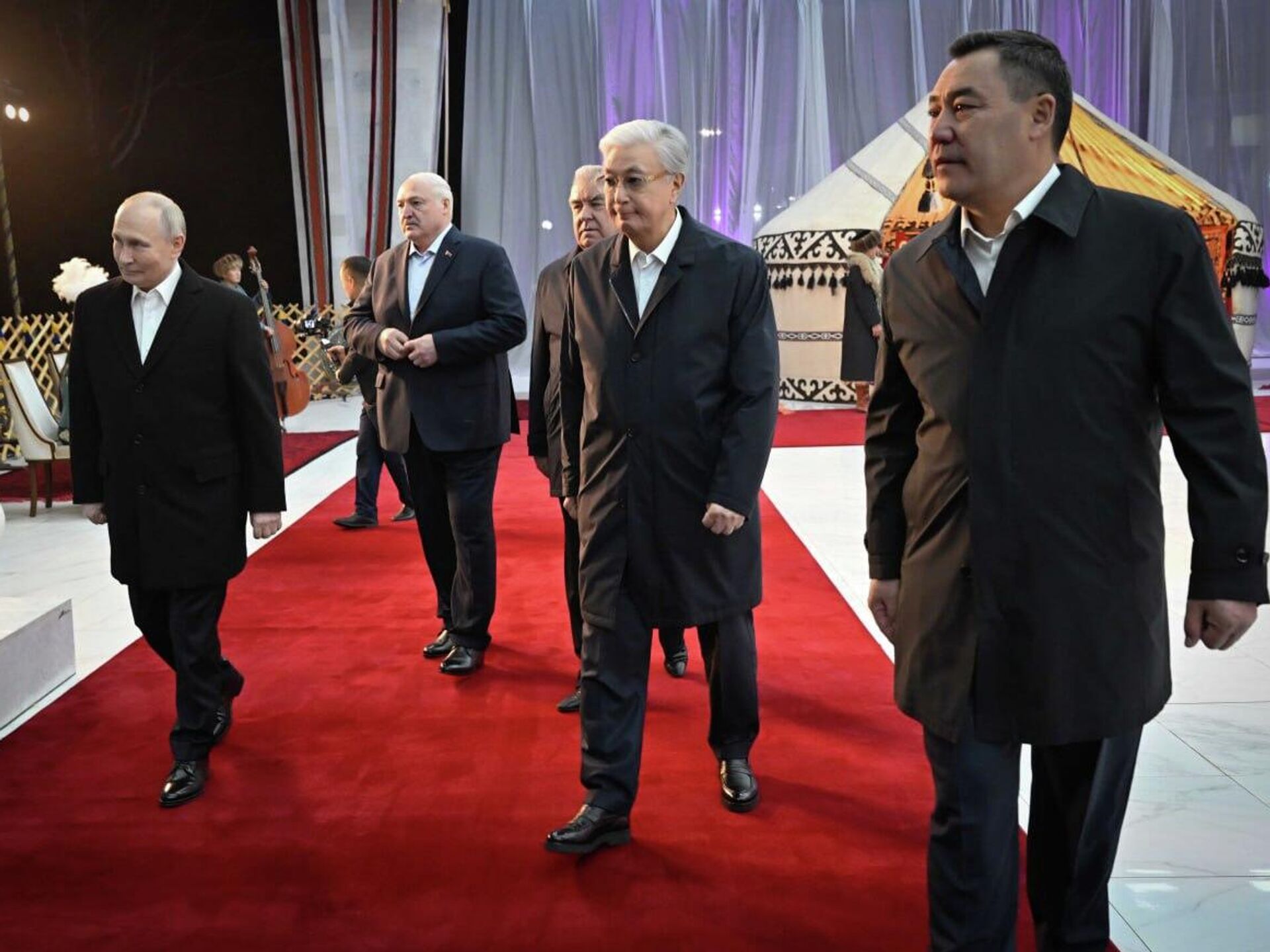 Лидерам стран ОДКБ показали юрту и кыргызские инструменты в Бишкеке - 26.11.2025, Sputnik Казахстан