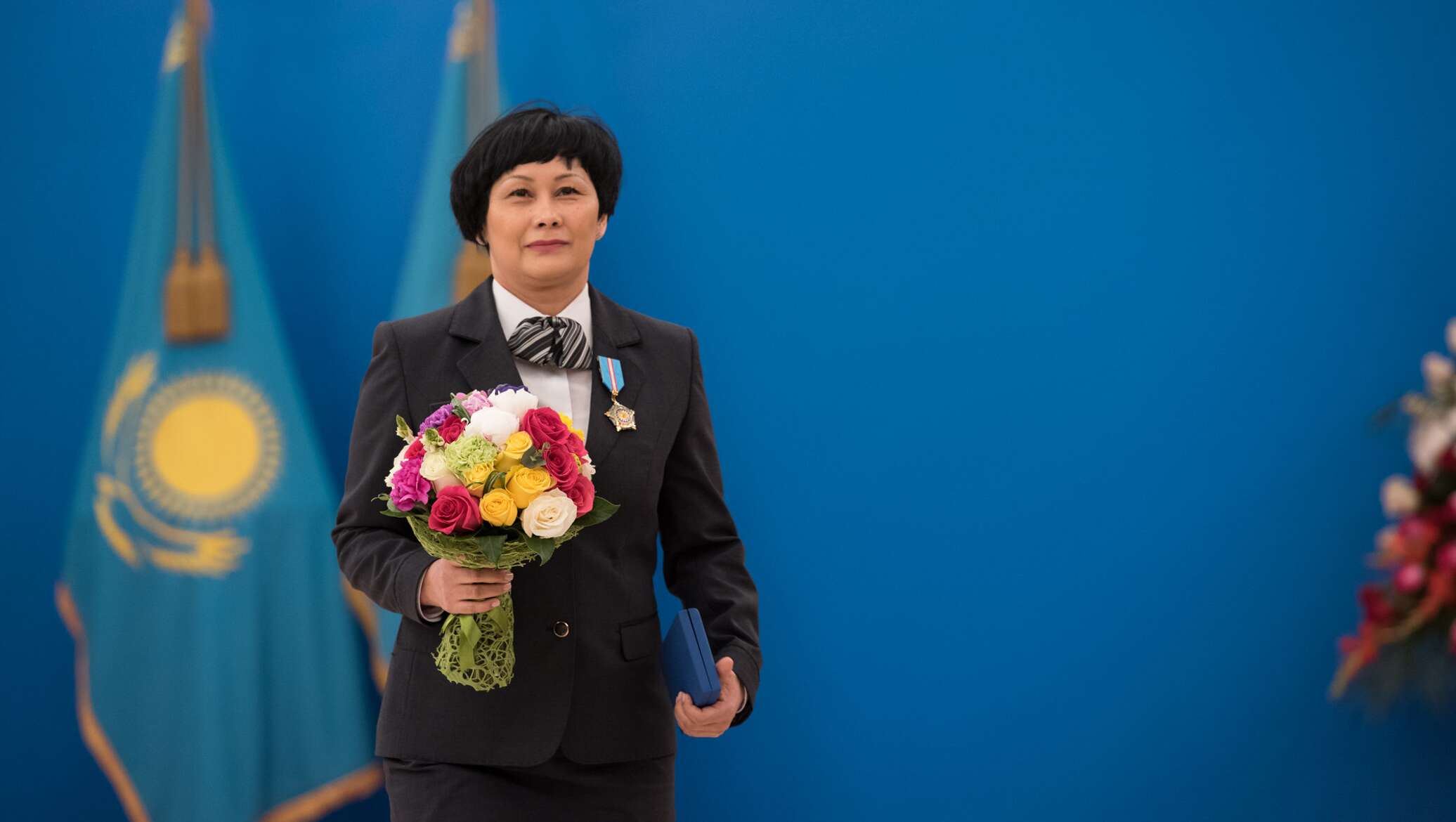 Фотофакт: Назарбаев наградил женщину накануне мужского праздника - 03. ...