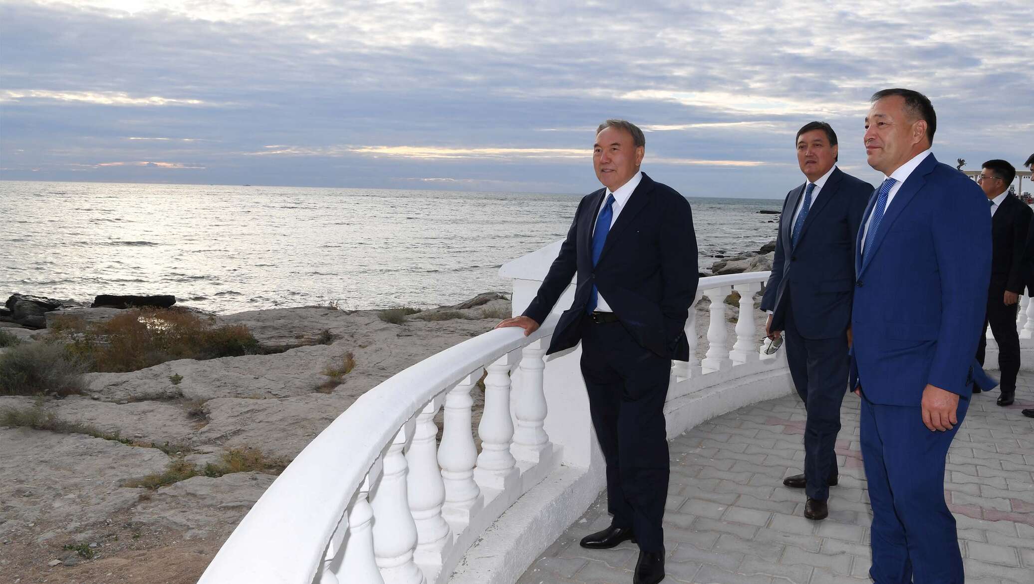 Нурсултан Назарбаев прогулялся по набережной Актау - 11.08.2018 ...